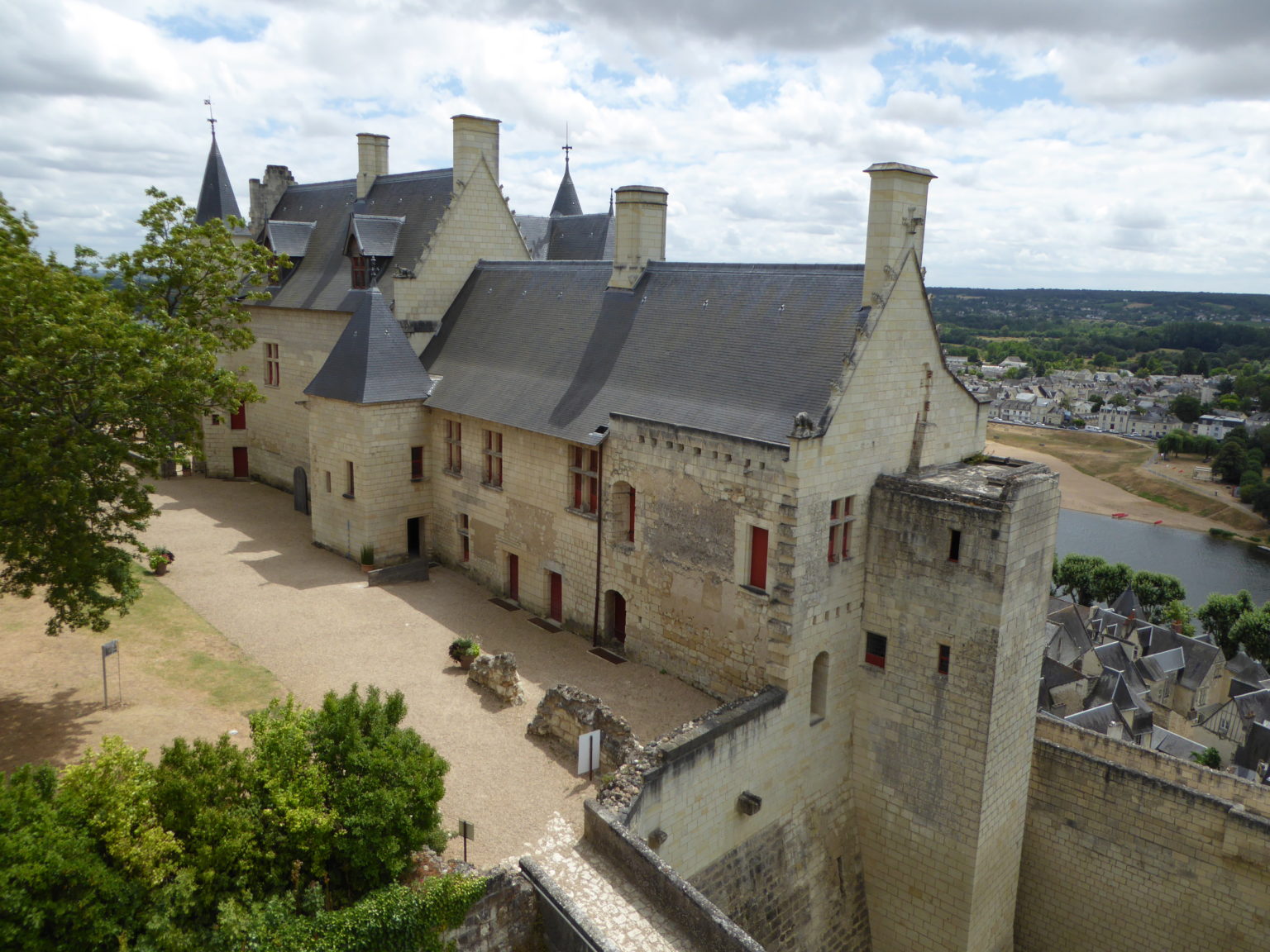 La Forteresse royale de Chinon, visite en Indre-et-Loire – Merveilles ...